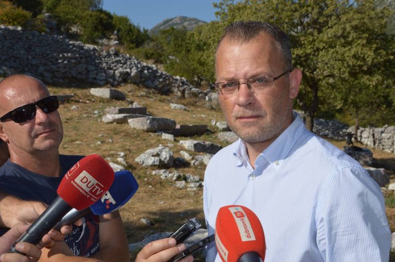 Hasanbegović u obilasku UNESCO-om zaštićene Svete Barbare u Konavlima ...