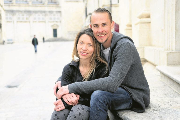 NOVI PREMIJERNI NASLOV TEATRA Angela i Bojan o ljubavi i ‘bježanju’ od ...