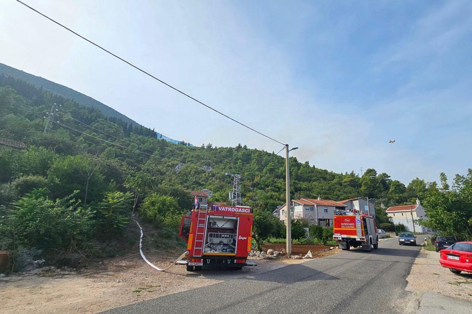 GORI IZNAD NASELJA PODRUJNICA Simović: Požar je visoko, nema opasnosti ...